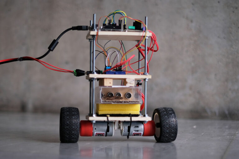 This self-balancing mech is piloted by an insect | Arduino Blog