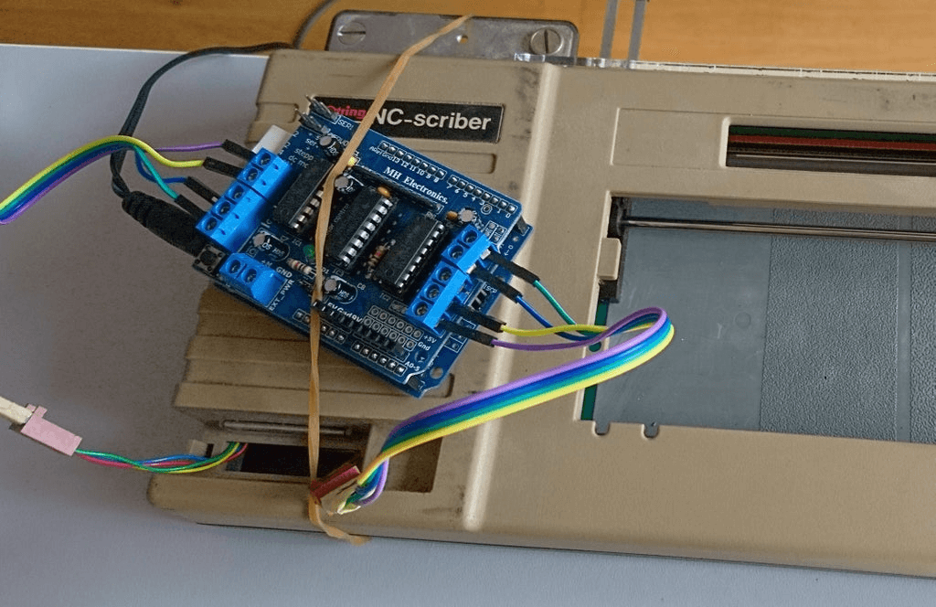 1980s plotting device turned into a handheld whiteboard tool | Arduino Blog