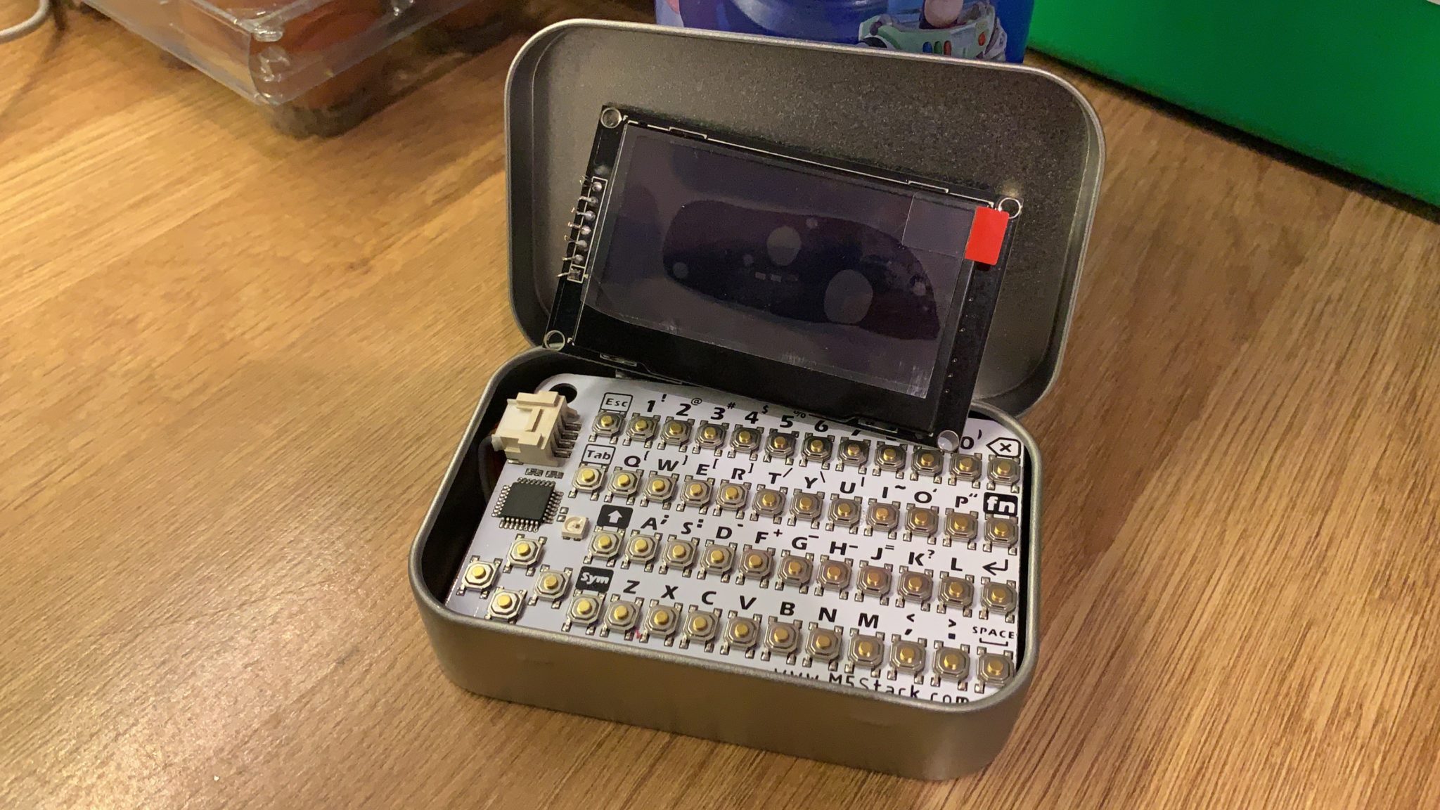 eMBee ONE turns an Arduino and an Altoids tin into an '80s-style pocket ...