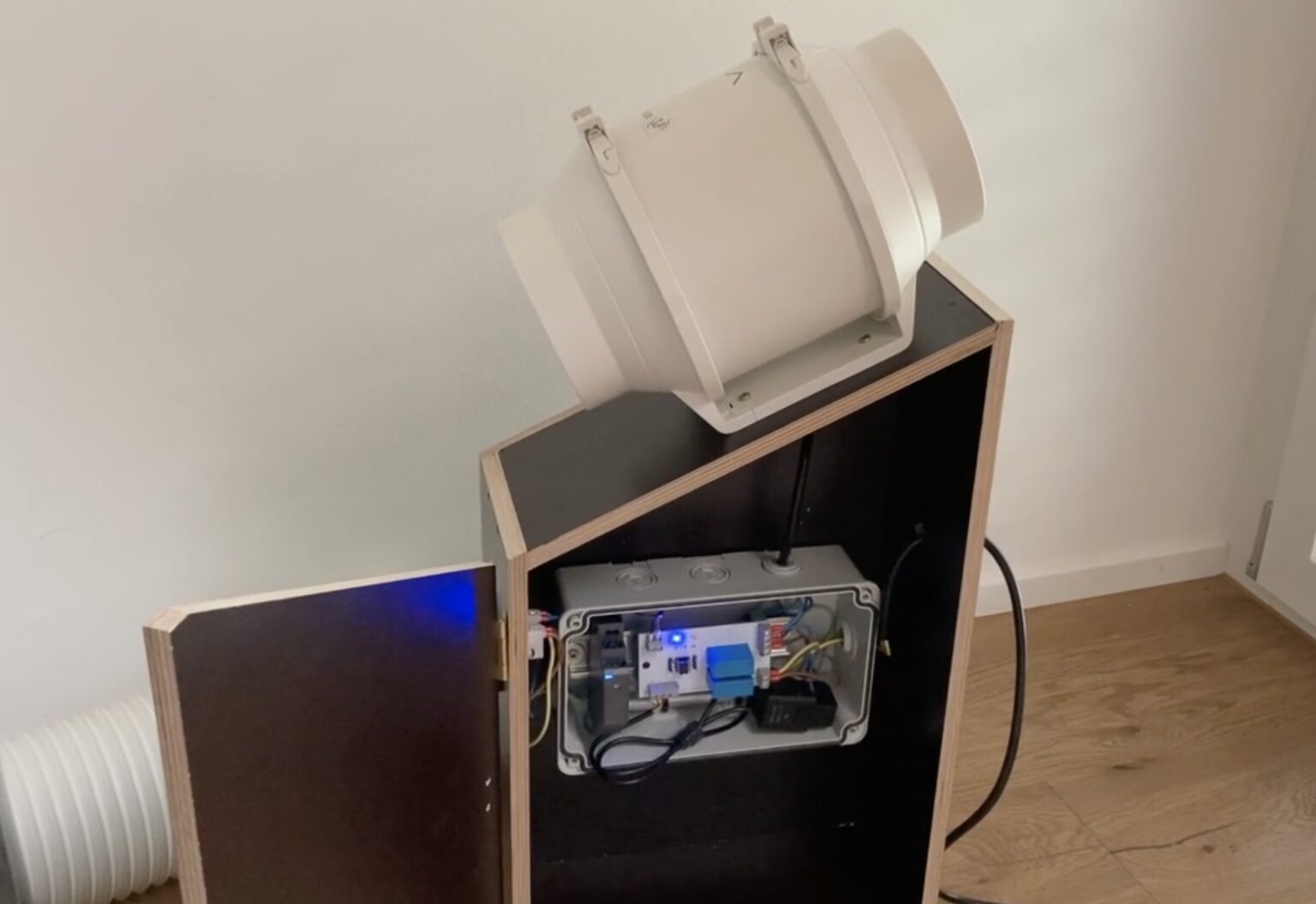 Extending a mobile AC unit's exhaust duct with an air extractor ...