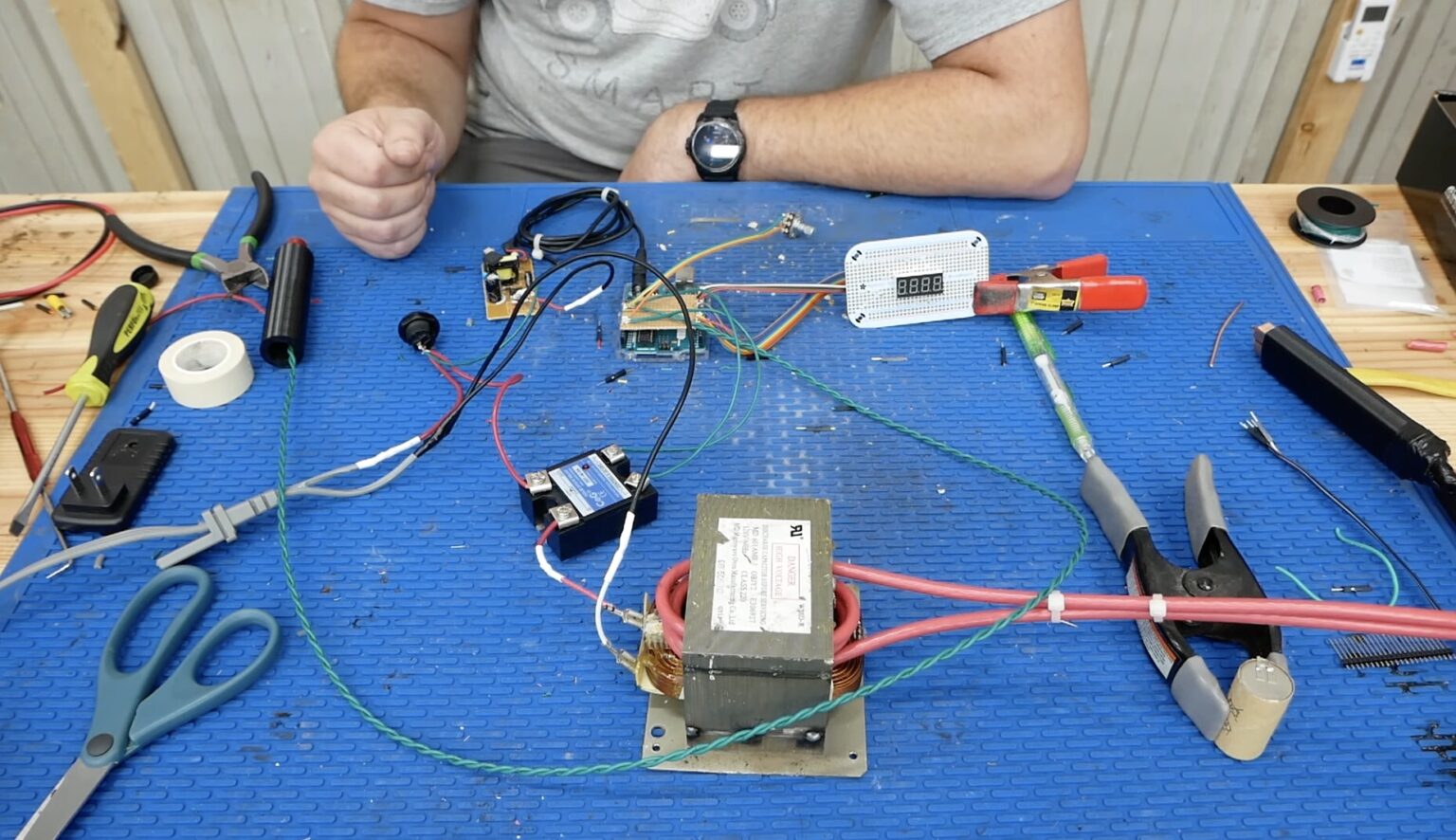 This YouTuber made his own battery spot welder from an old microwave ...