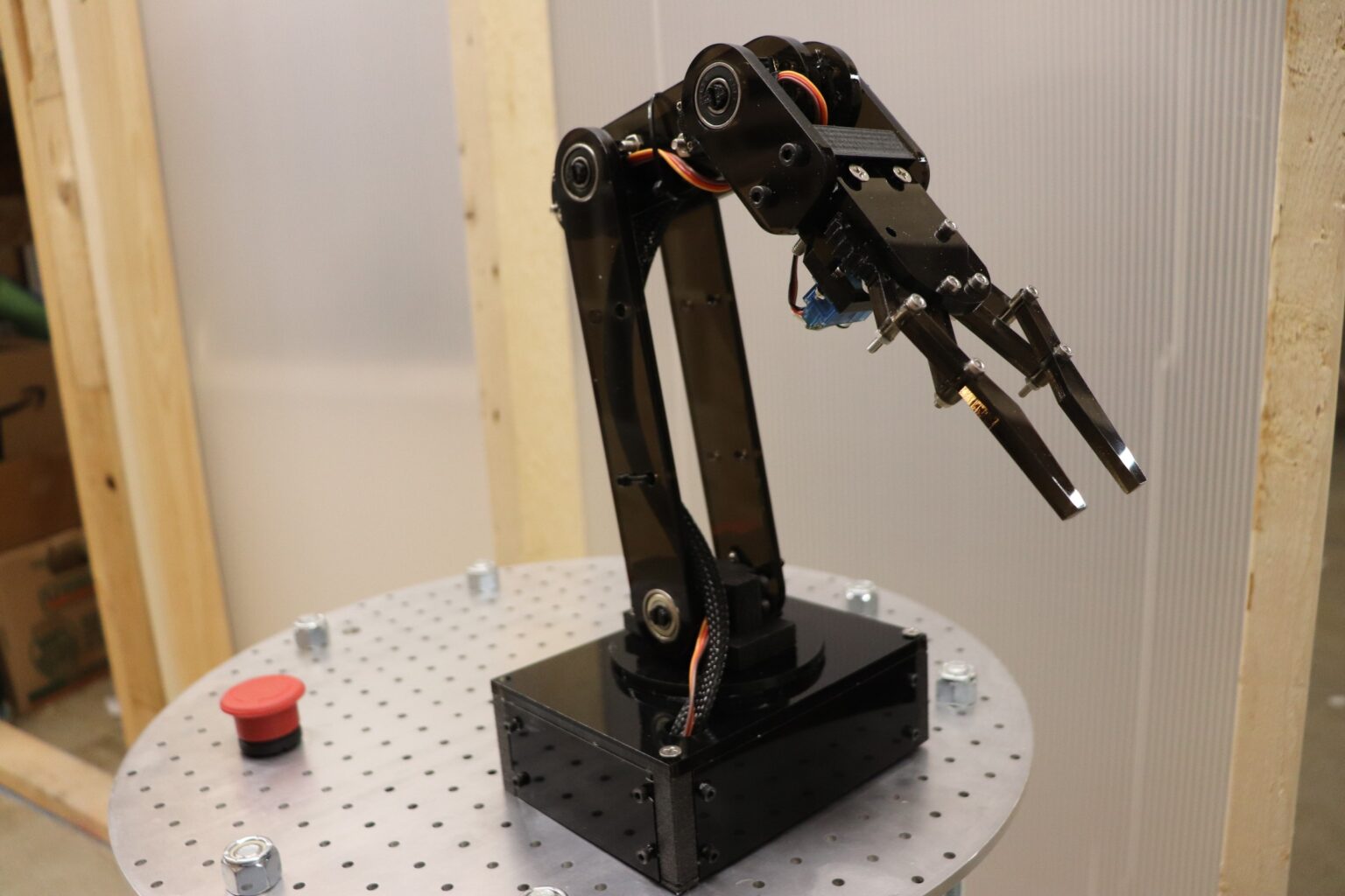 OMNi is a modular, omnidirectional robot for museum duties | Arduino Blog