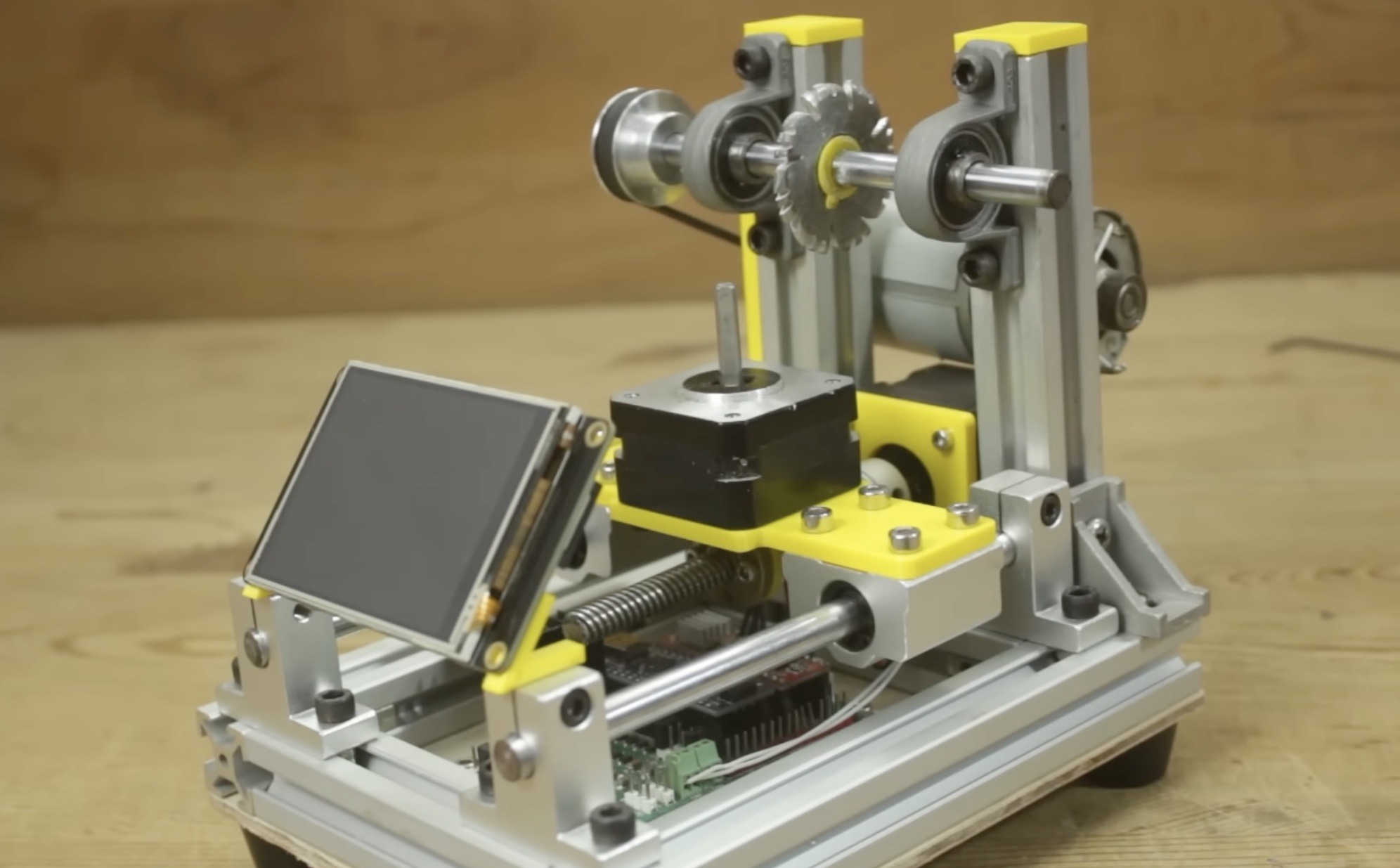 This handy machine automatically cuts plastic gears | Arduino Blog