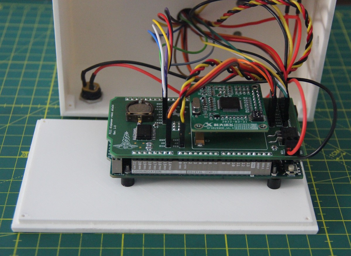 This robotic dispenser will tell you if you forget to take your pills ...