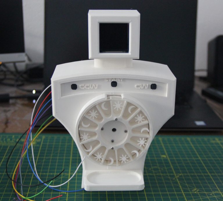 This robotic dispenser will tell you if you forget to take your pills ...