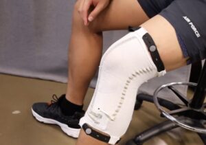 This stretchable wearable sensor provides accurate knee tracking ...