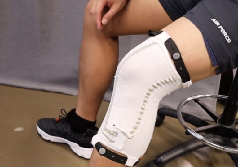 This stretchable wearable sensor provides accurate knee tracking ...