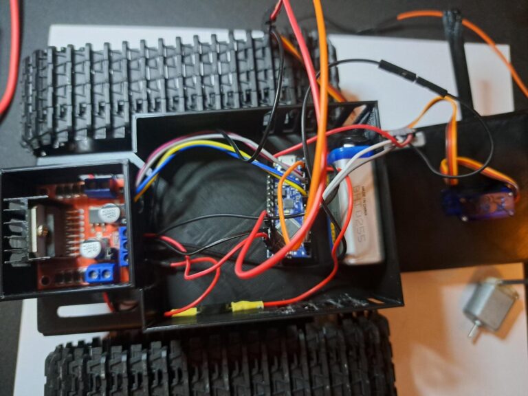 This Bluetooth tank is a perfect first robot | Arduino Blog