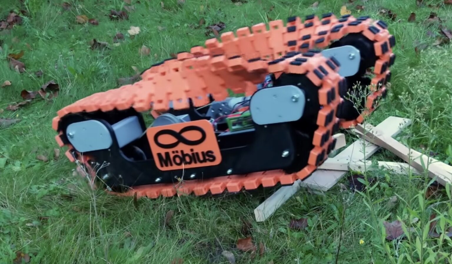 This RC tank has Möbius strip tracks | Arduino Blog