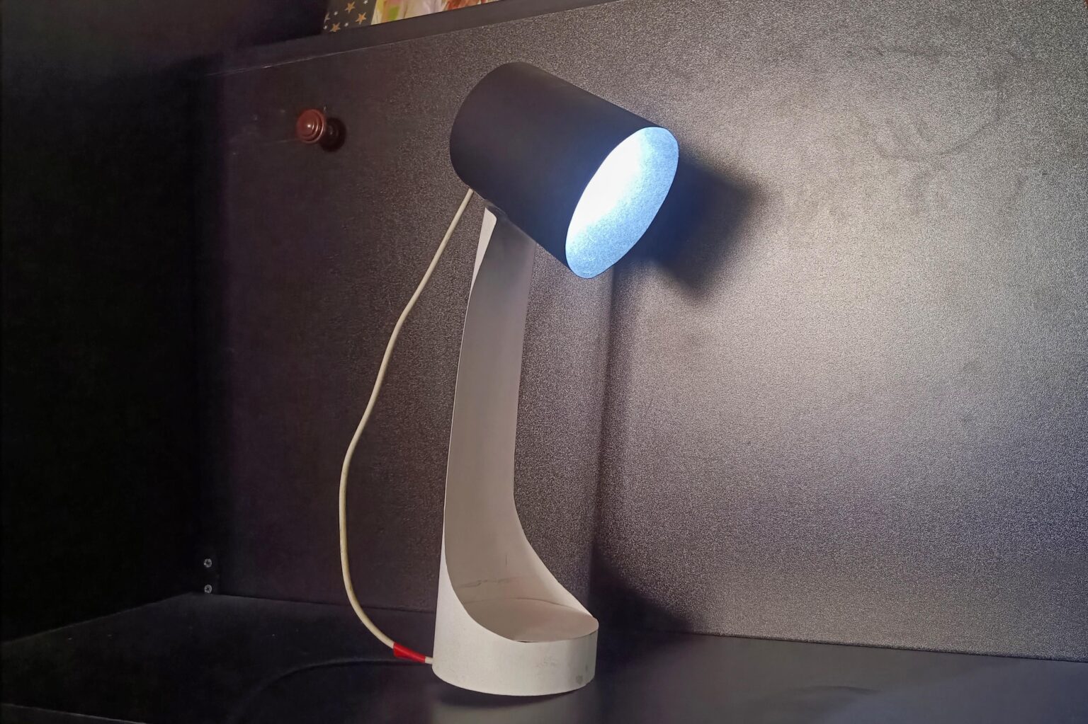 This desk lamp automatically adjusts its brightness using AI on an ...