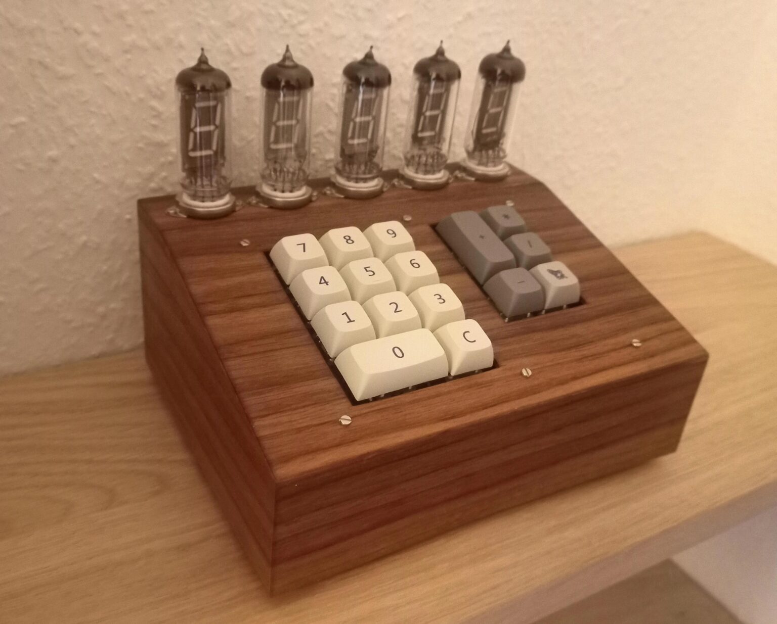 A beautiful custom calculator built with IV-12 VFD tubes | Arduino Blog