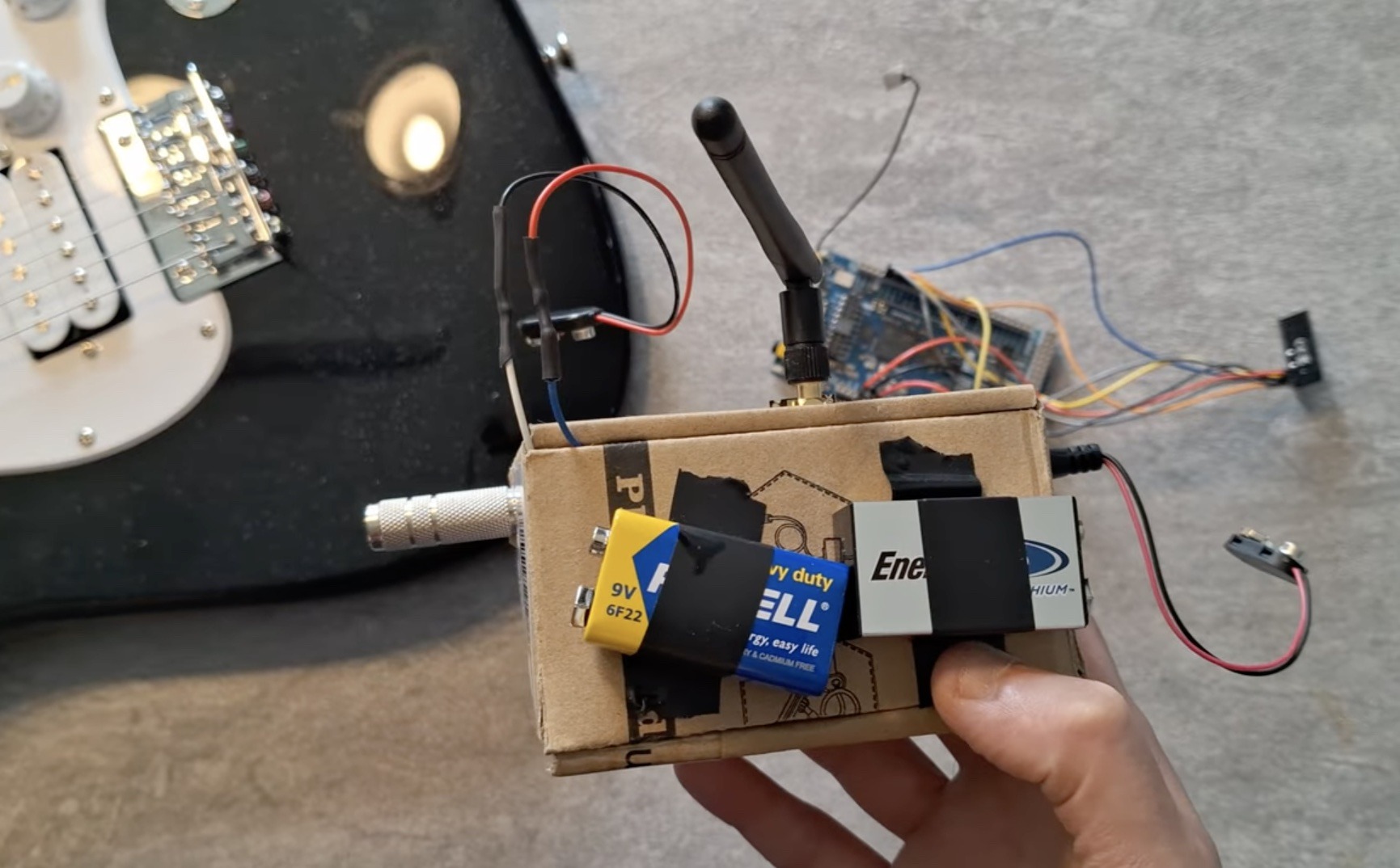 This DIY guitar transmitter sends digital audio to the amp | Arduino Blog