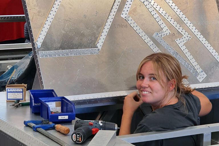 It’s silver, it’s green, it’s the Batteryrunner! An Arduino-powered ...